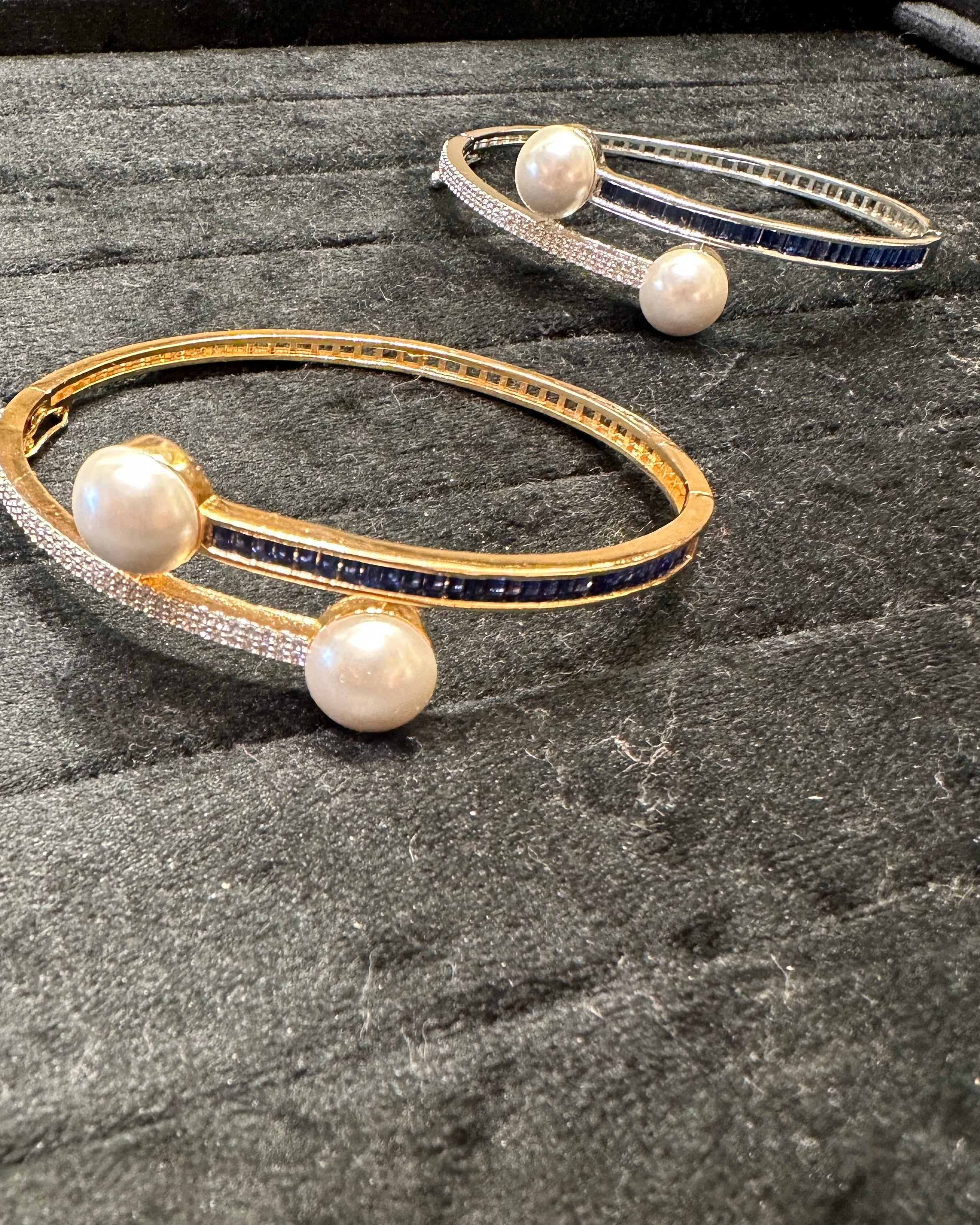 Coloured stone pearl edges bracelet